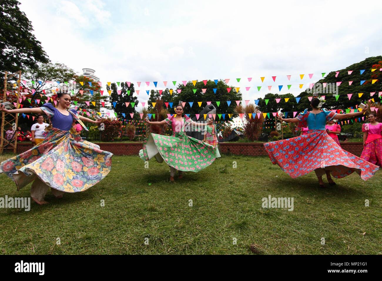Manila, Philippines. 20th May 2018. Women perform Filipino dances while ...