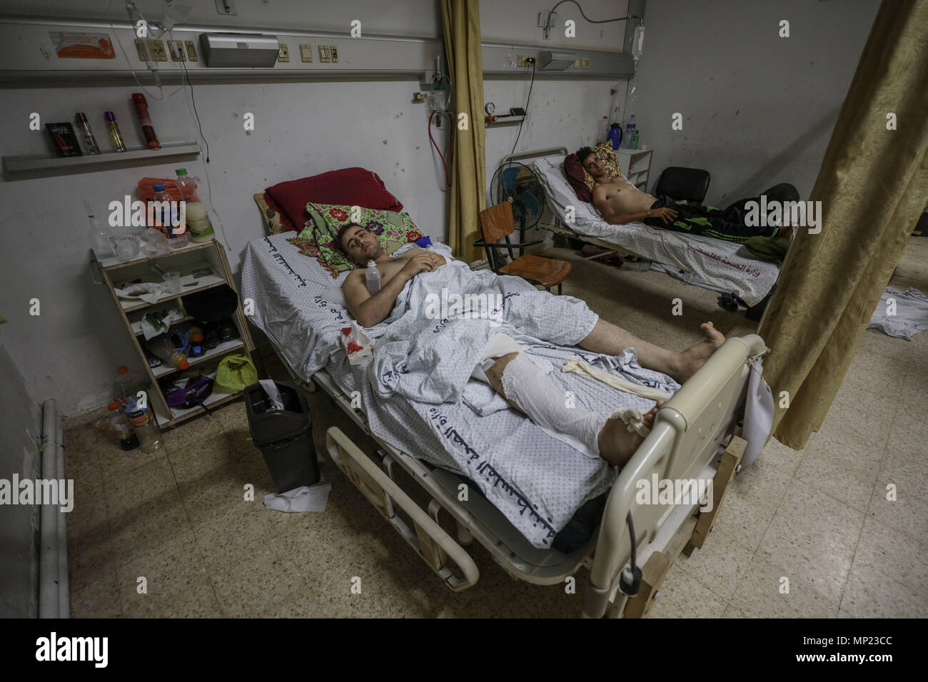 Khan Yunis, Gaza Strip. 20th May, 2018. Two Palestinian men lie in ...