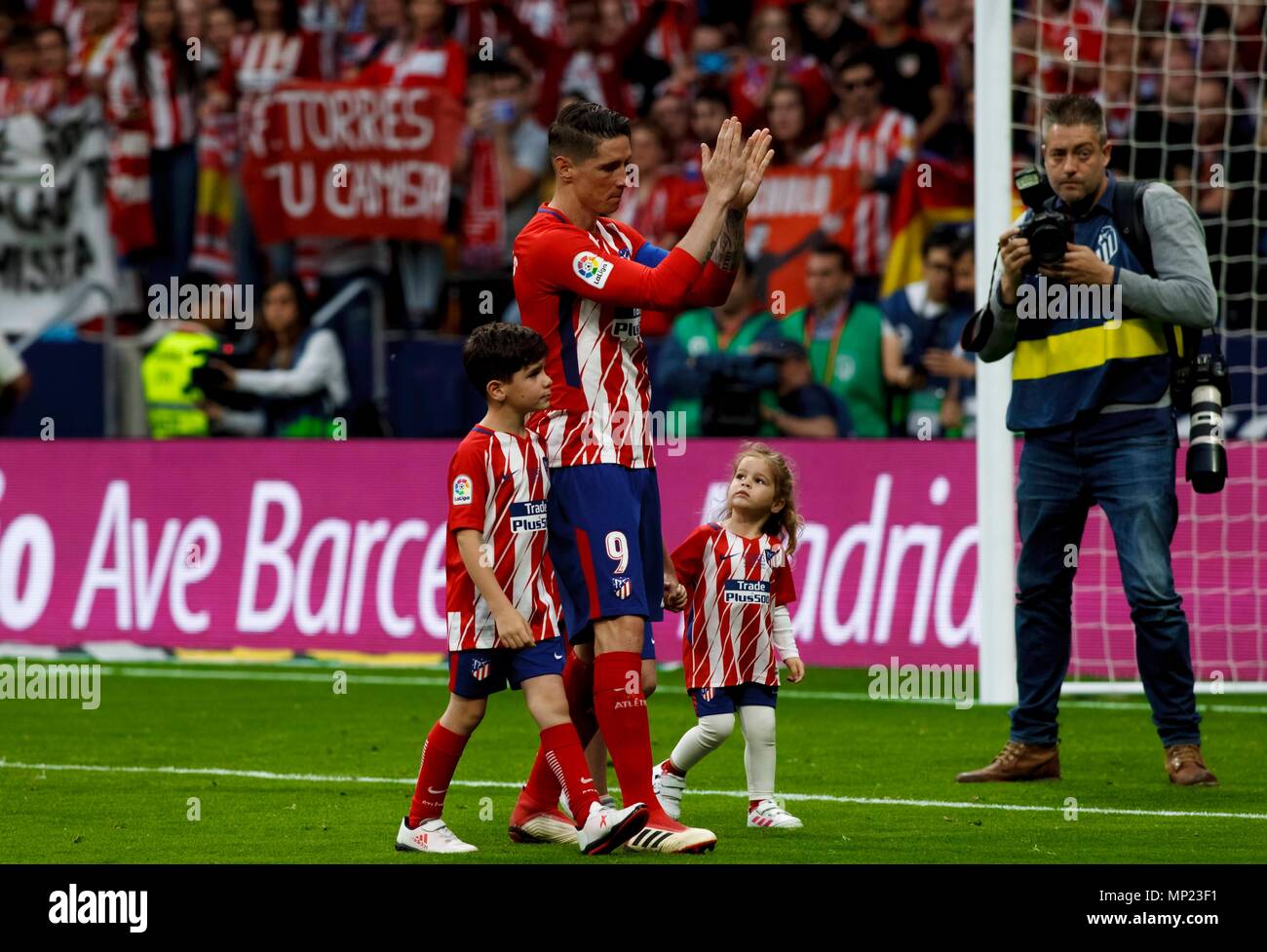Fernando Torres with his sons during his farewell, at Wanda ...
