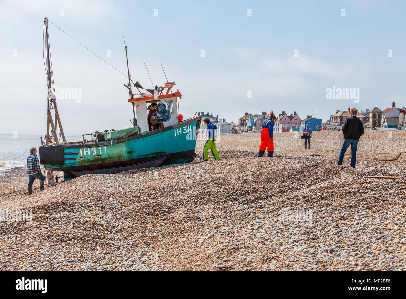 fishing trawler crew landing boat on suffolk coast at aldeburgh Stock ...
