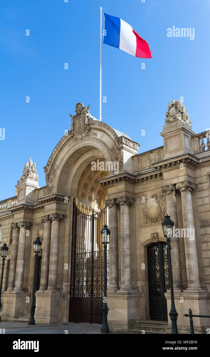 View of entrance gate of the Elysee Palace from the Rue du Faubourg ...