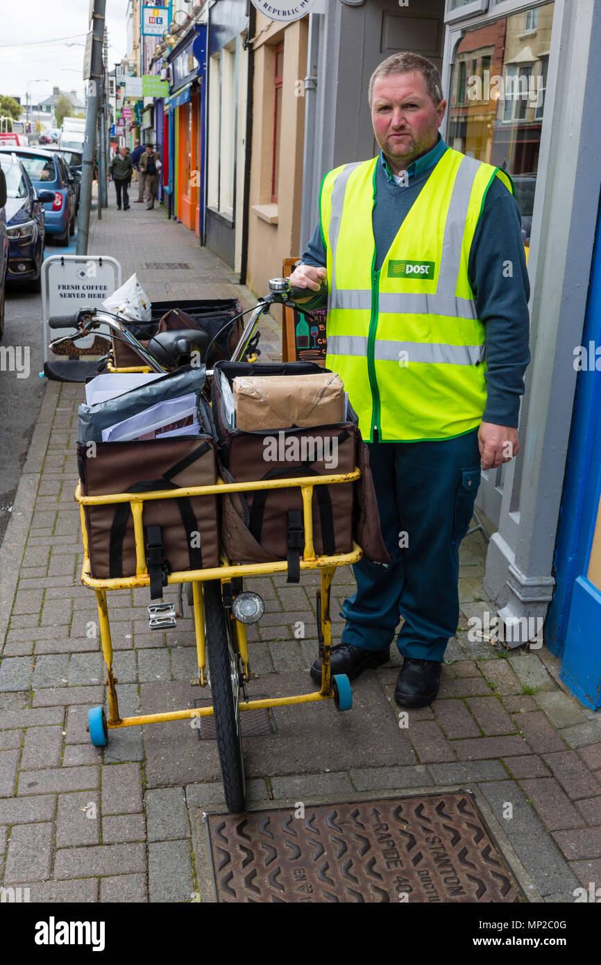 Postman delivering letter hi-res stock photography and images - Alamy