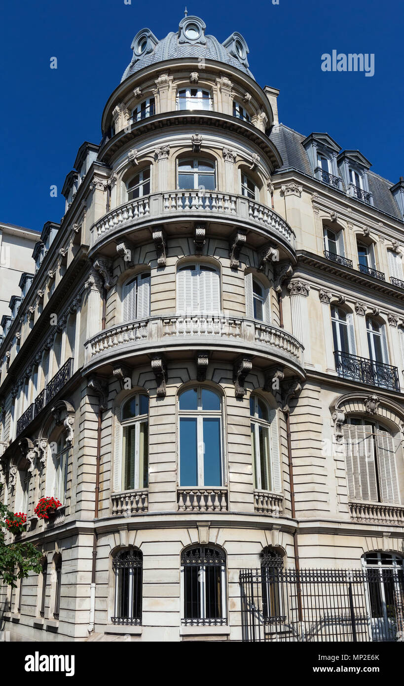 The typical facade of Parisian building, France Stock Photo - Alamy