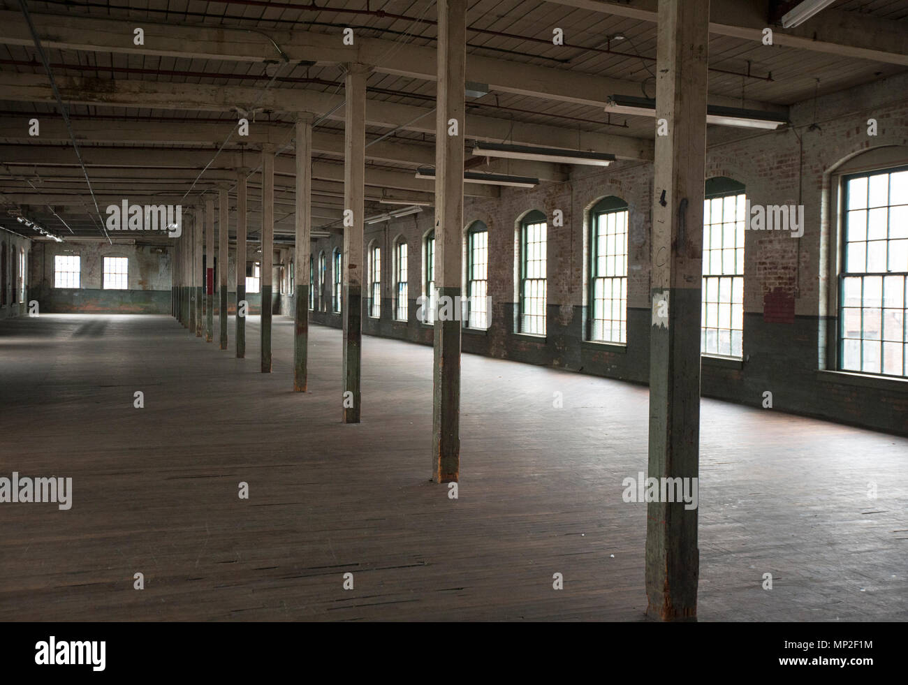 Empty factory hi-res stock photography and images - Alamy