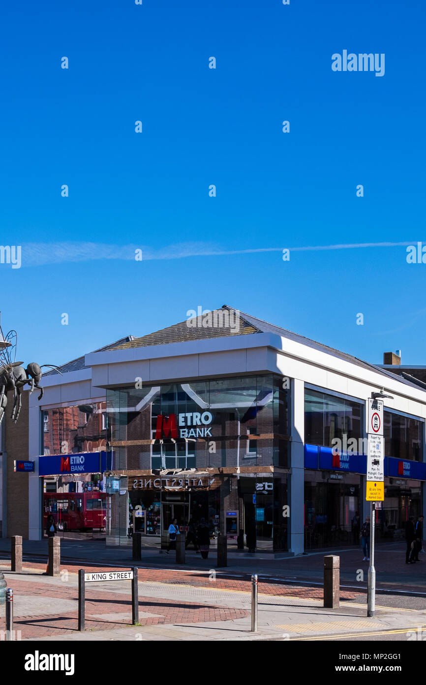 Metro bank branch hi-res stock photography and images - Alamy
