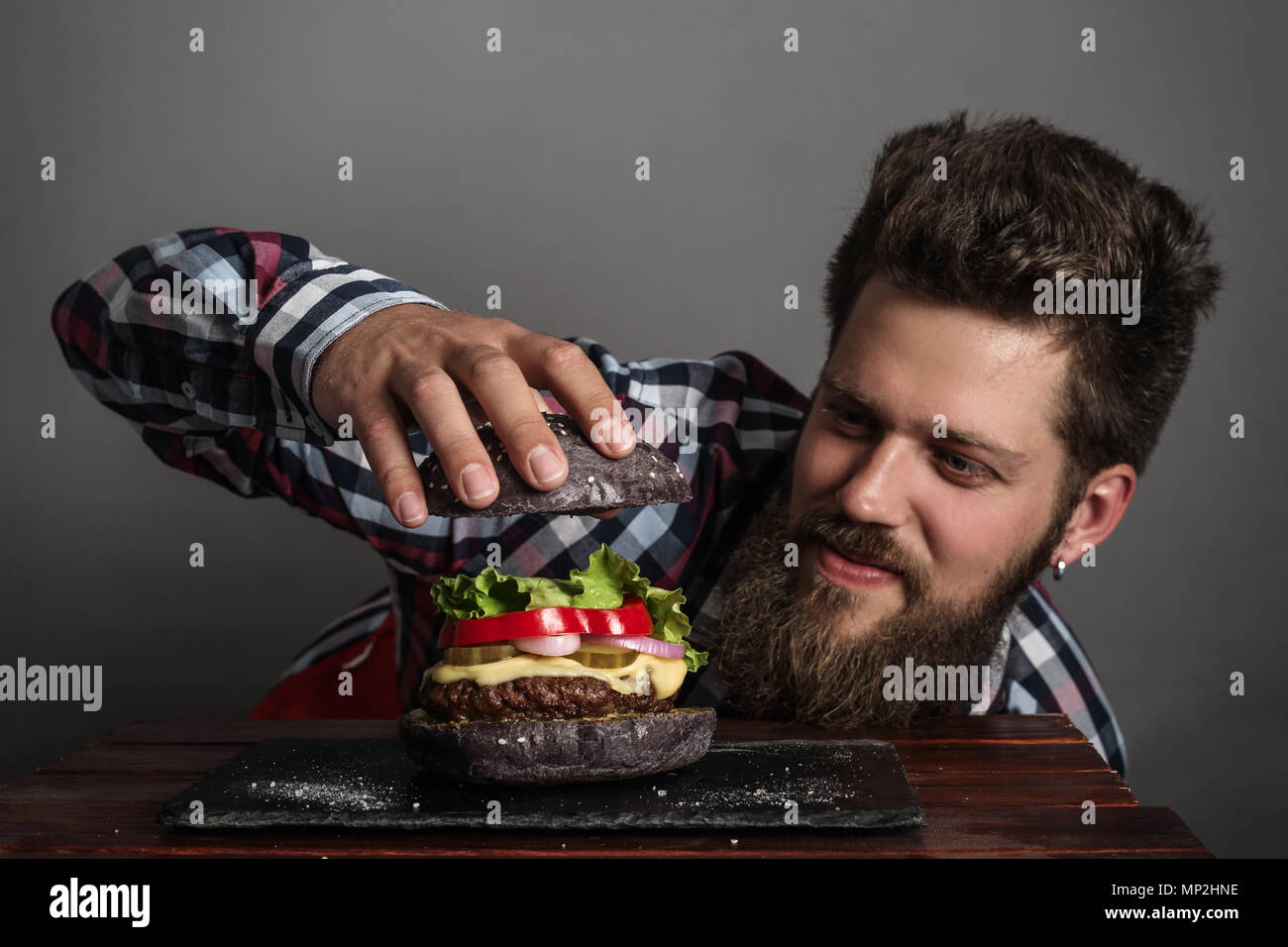 Man cooking fresh self made burger close up Stock Photo - Alamy
