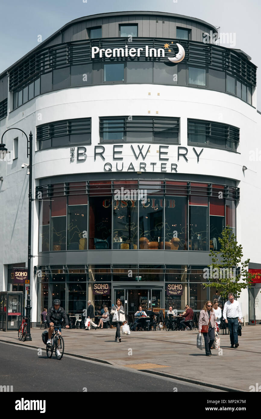 Cotswold town shoppers hi-res stock photography and images - Alamy