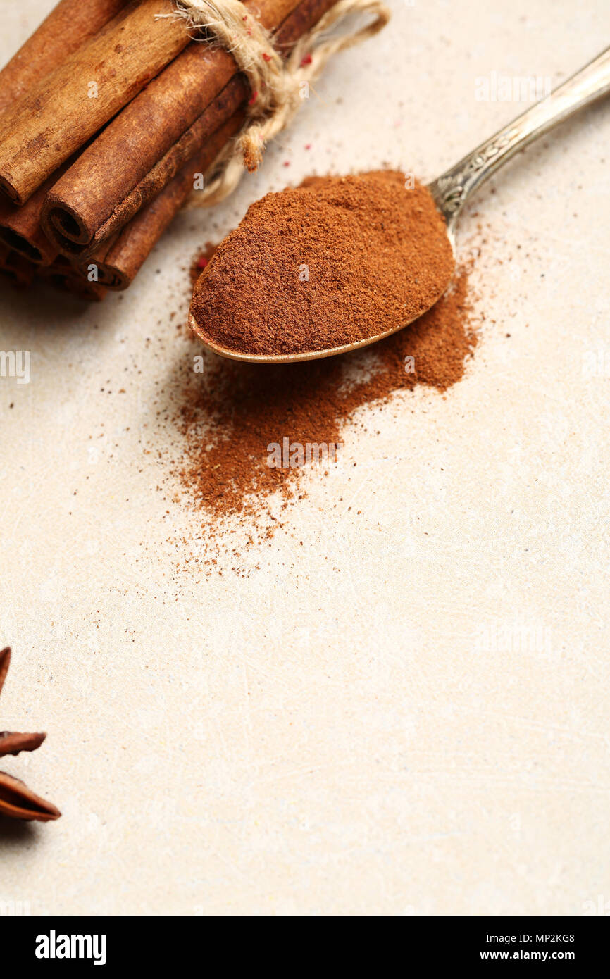 Cinnamon powder and sticks, food background Stock Photo - Alamy