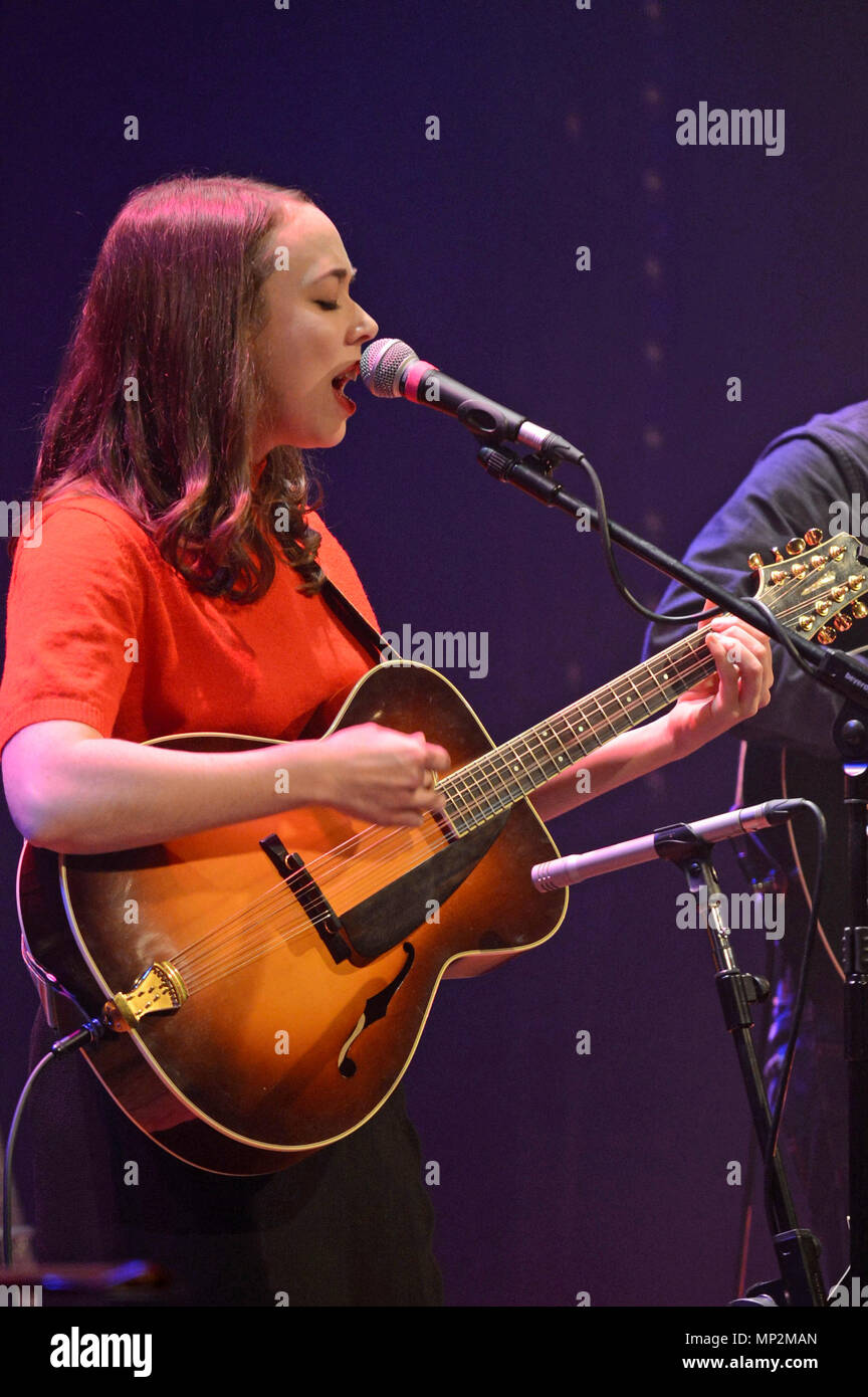 Sarah singer hi-res stock photography and images - Alamy