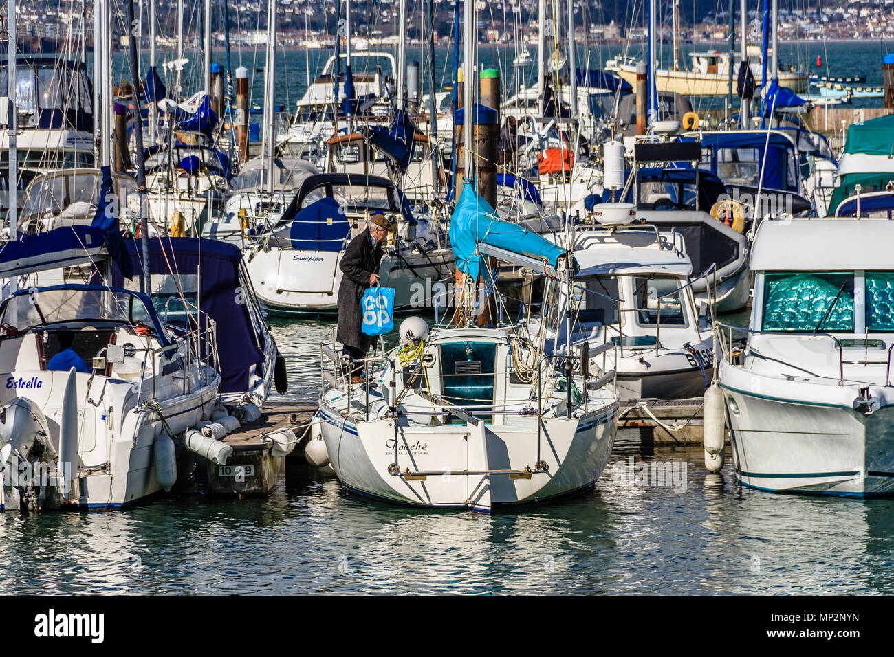 Man carrying shopping bag hi-res stock photography and images - Alamy