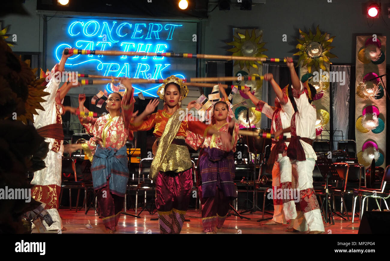 Manila, Philippines. 20th May, 2018. A local dance troupe, performs the ...