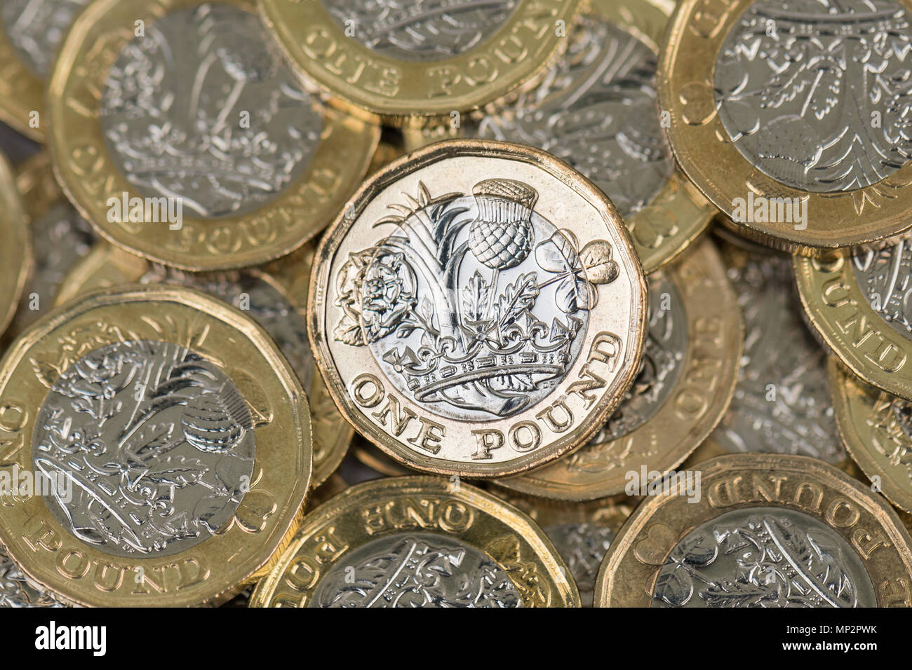 Pile of pound coins hi-res stock photography and images - Alamy