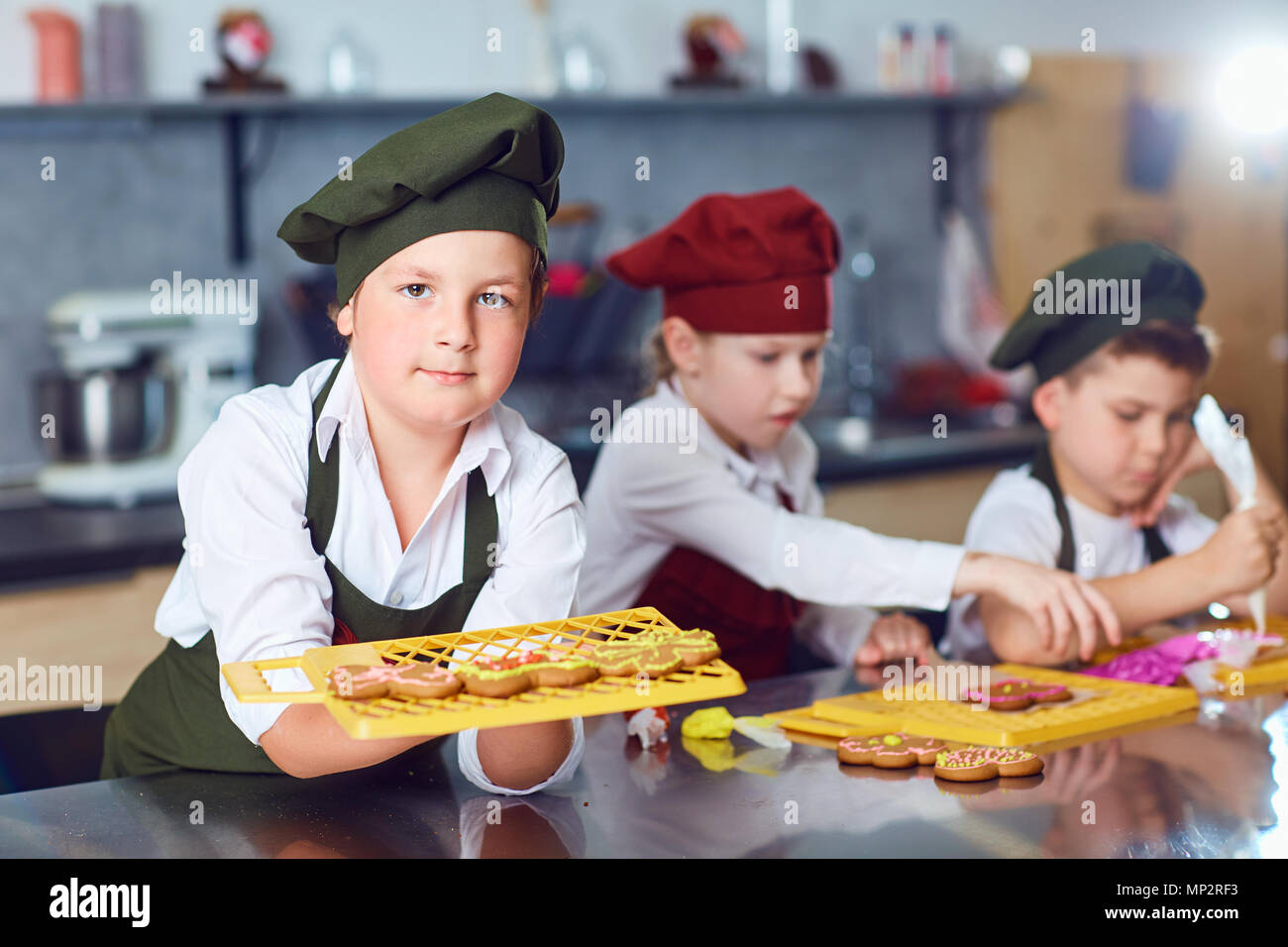 Cooking children hi-res stock photography and images - Alamy
