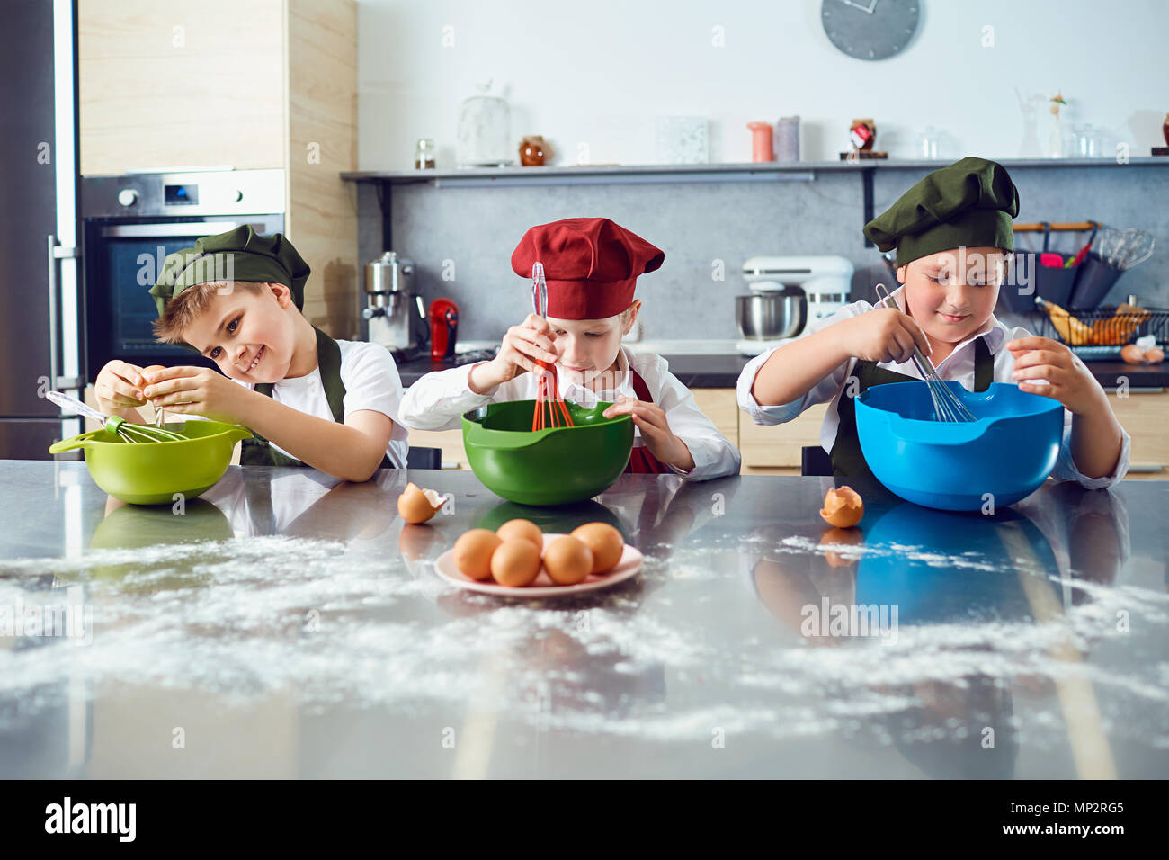 Cooking children hi-res stock photography and images - Alamy