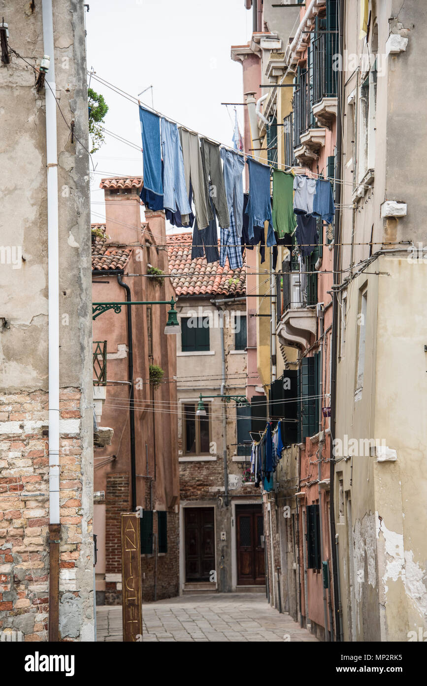 Clothes line between buildings hi-res stock photography and images - Alamy