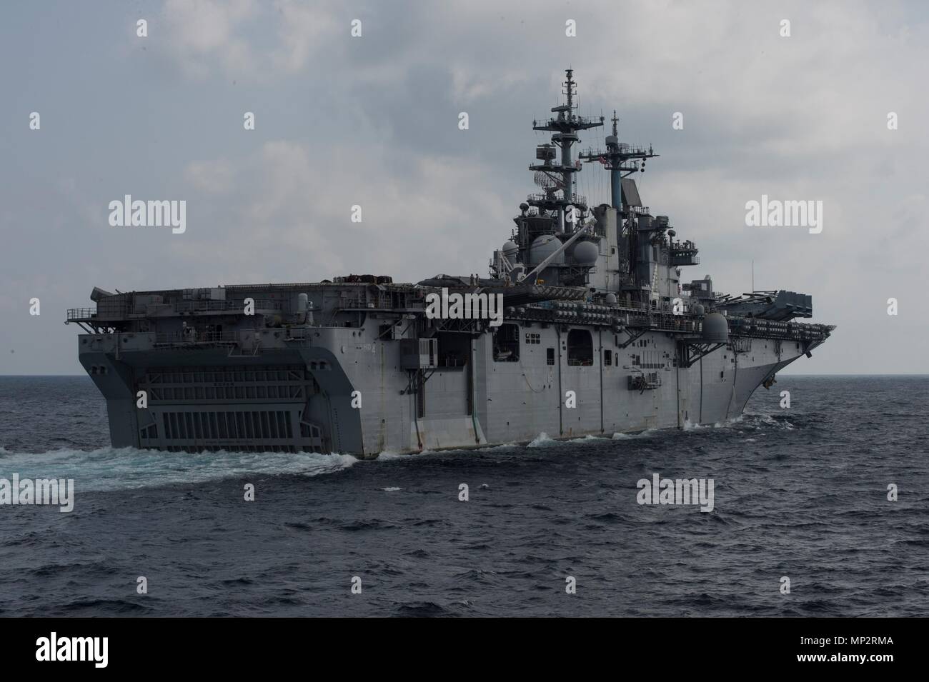 The U.S. Navy Wasp-class amphibious assault ship USS Boxer steams ...