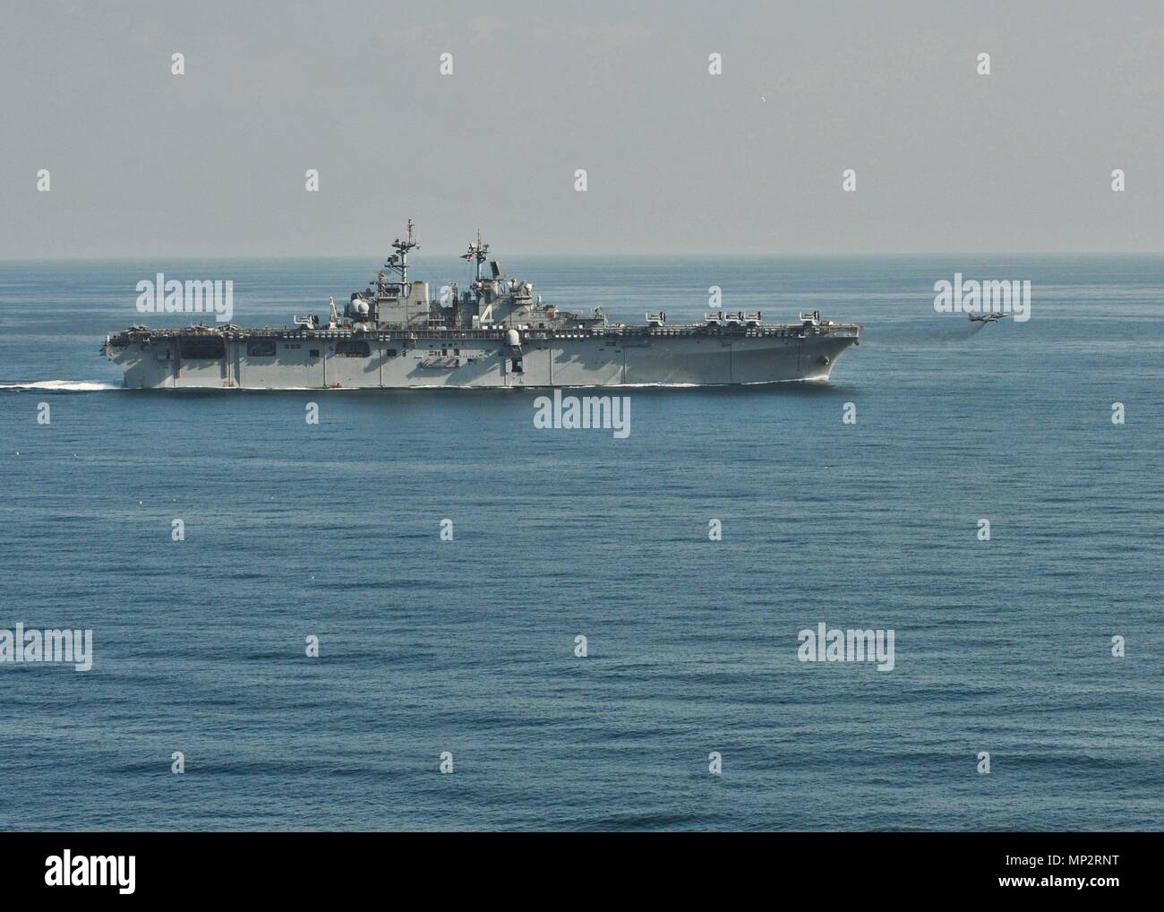 The U.S. Navy Wasp-class amphibious assault ship USS Boxer steams ...