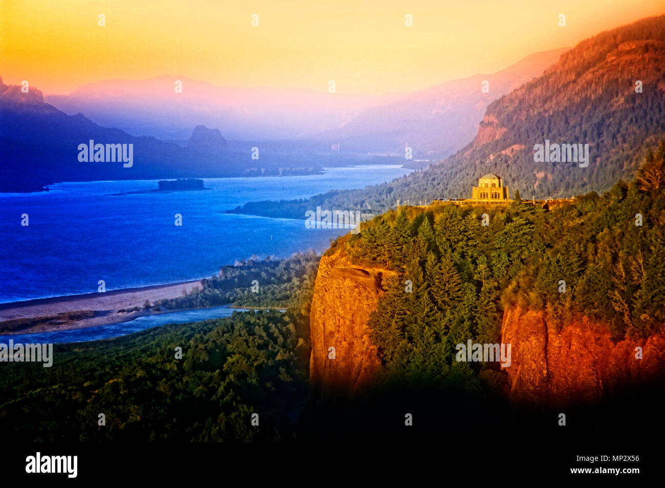 Vista House at Crown Point on the Oregon side of the Columbia River ...