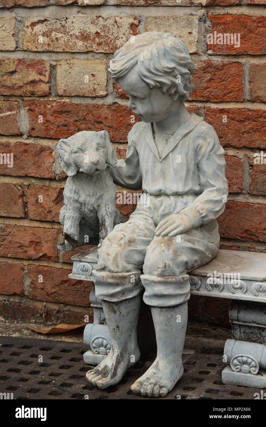 Statue of a boy hi-res stock photography and images - Alamy