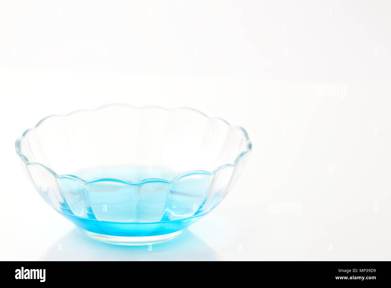Crystallizing dish (crystallising) of copper sulfate solution (copper ...