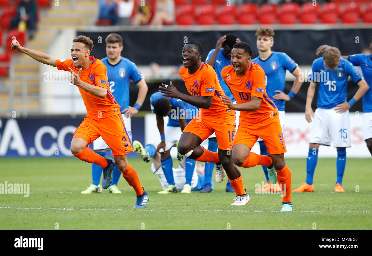 Netherlands players celebrate defeating Italy 4-1 on penalties during ...