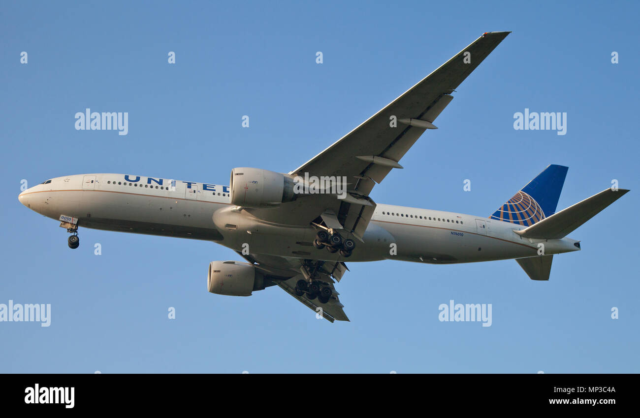 United Airlines Boeing 777 N76010 on final approach to London-Heathrow ...