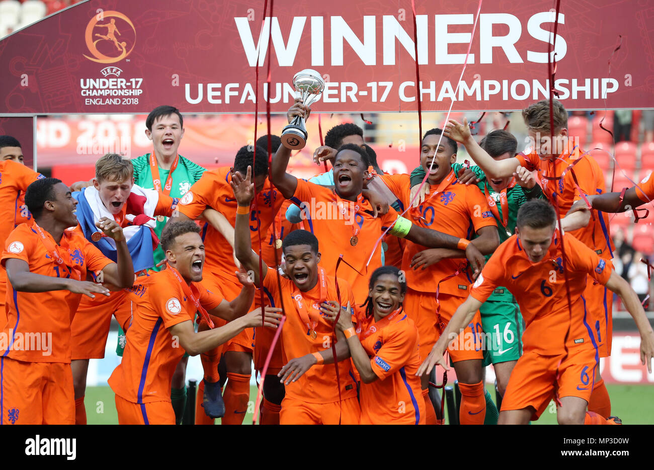 Netherlands players lift the trophy during the UEFA European U17 ...
