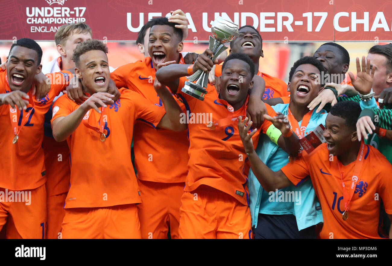 Netherlands players lift trophy hi-res stock photography and images - Alamy
