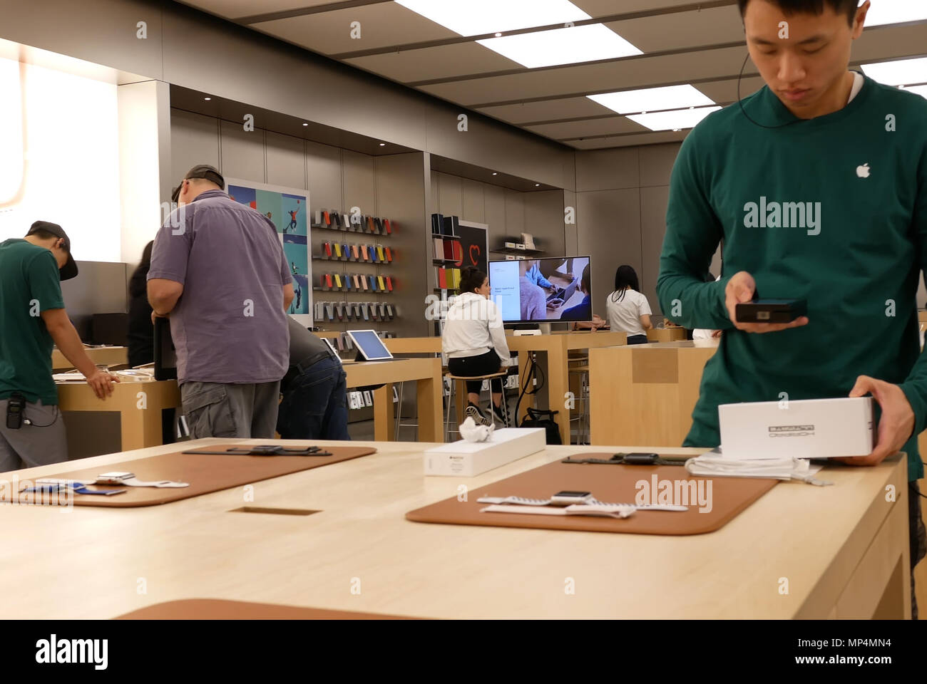 Shopping mall interior apple store hi-res stock photography and images ...