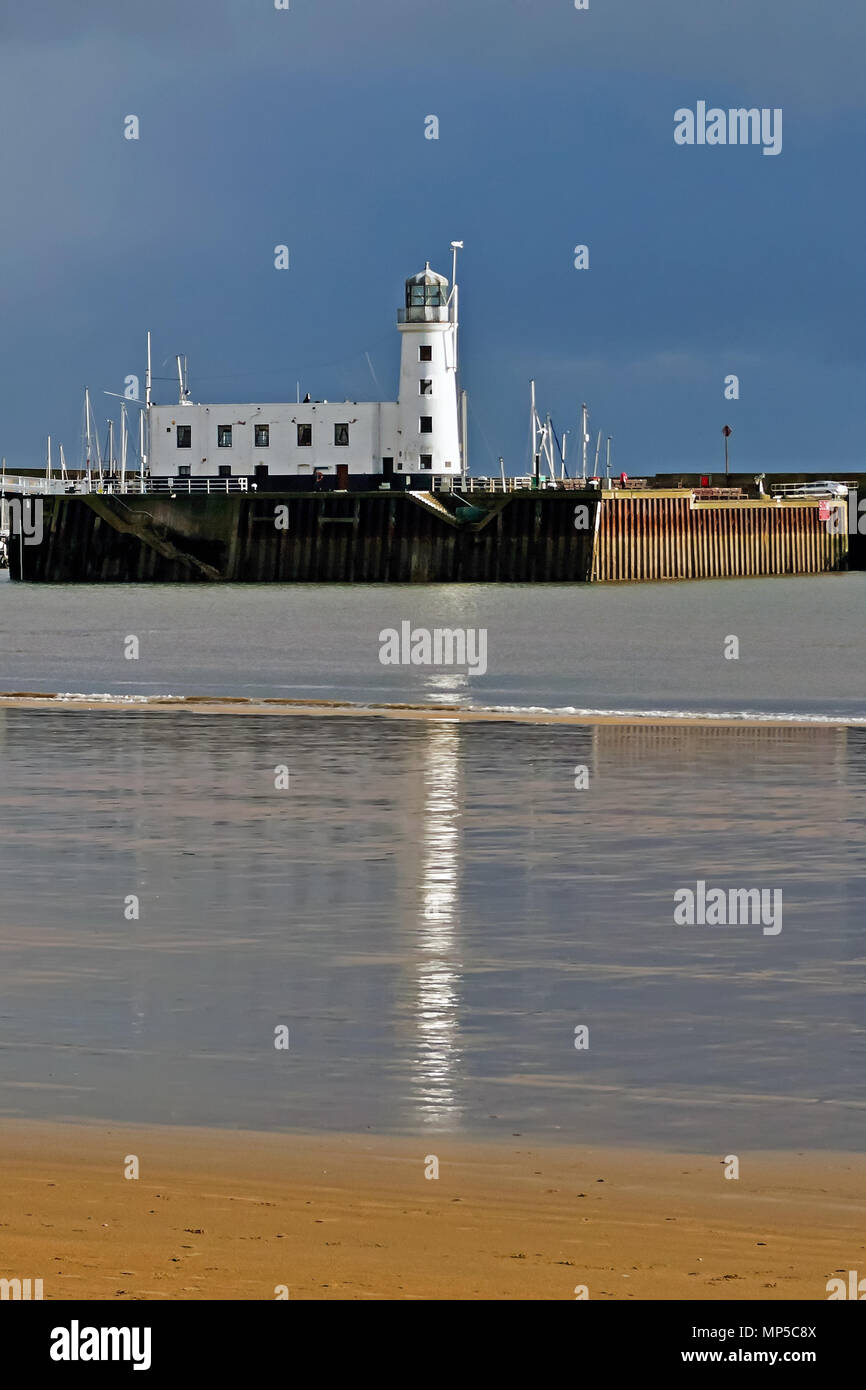 Beach scarborough lighthouse uk hi-res stock photography and images - Alamy