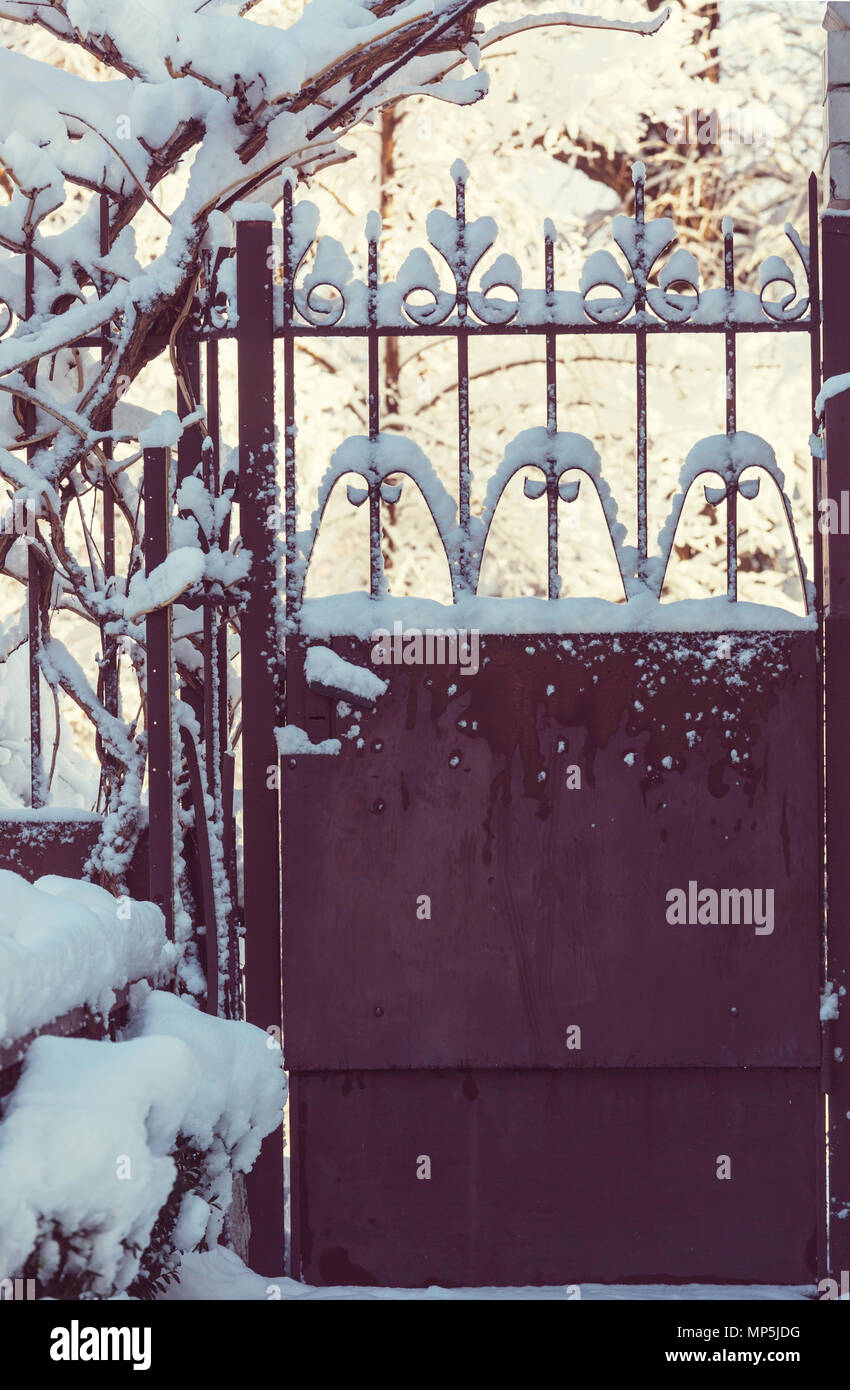 Garden gateway snow hi-res stock photography and images - Alamy