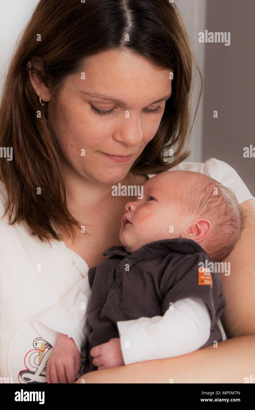 Need mommy hi-res stock photography and images - Alamy