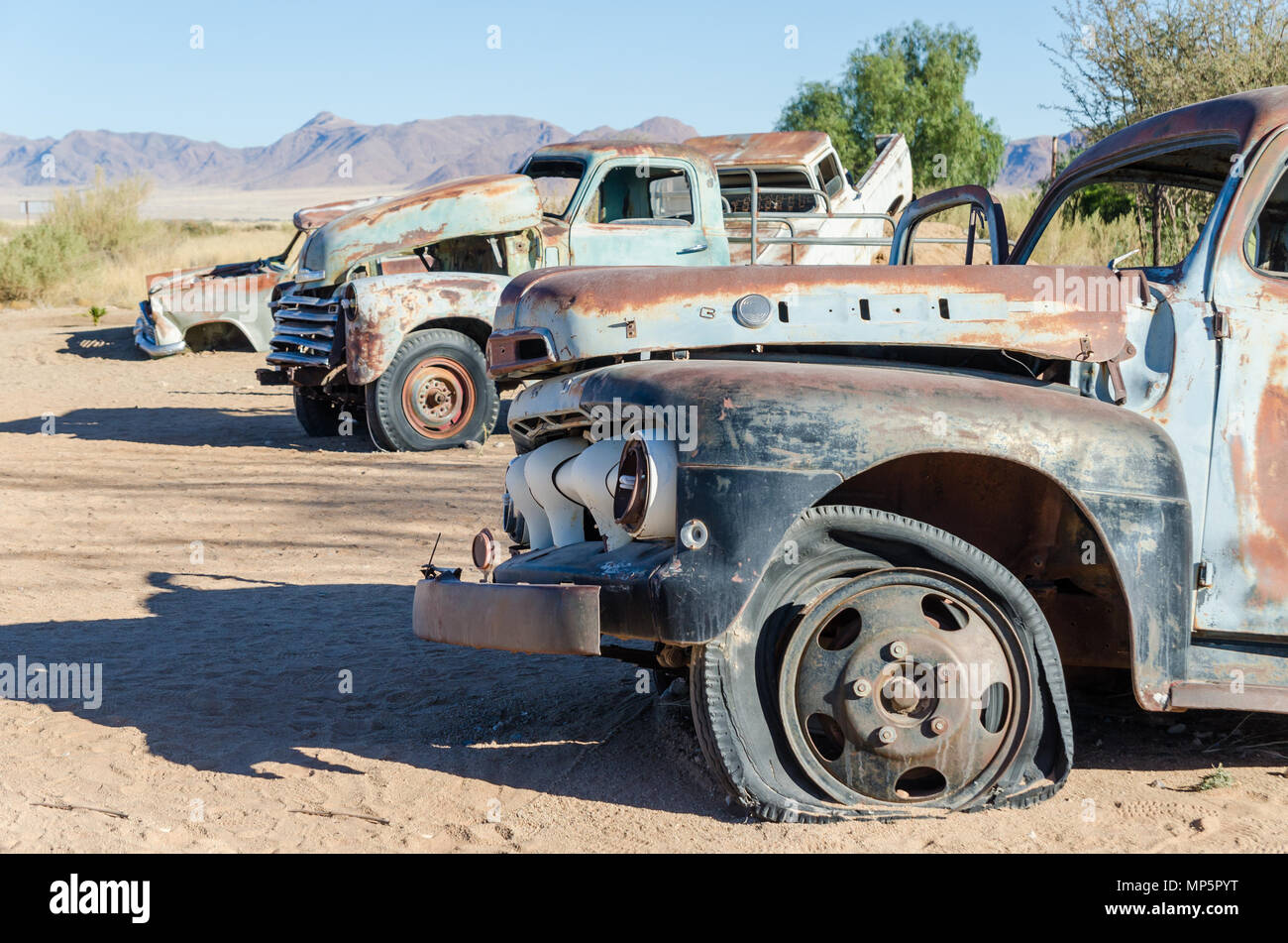 Abandoned cars desert hi-res stock photography and images - Alamy