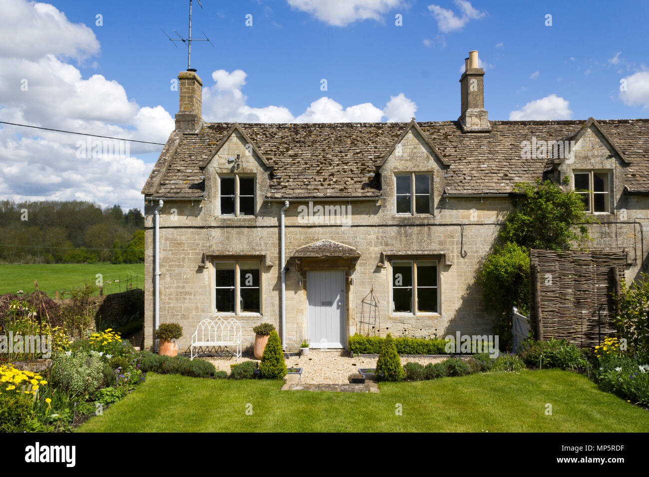 An idyllic rural Cotswold country cottage next to open countryside ...