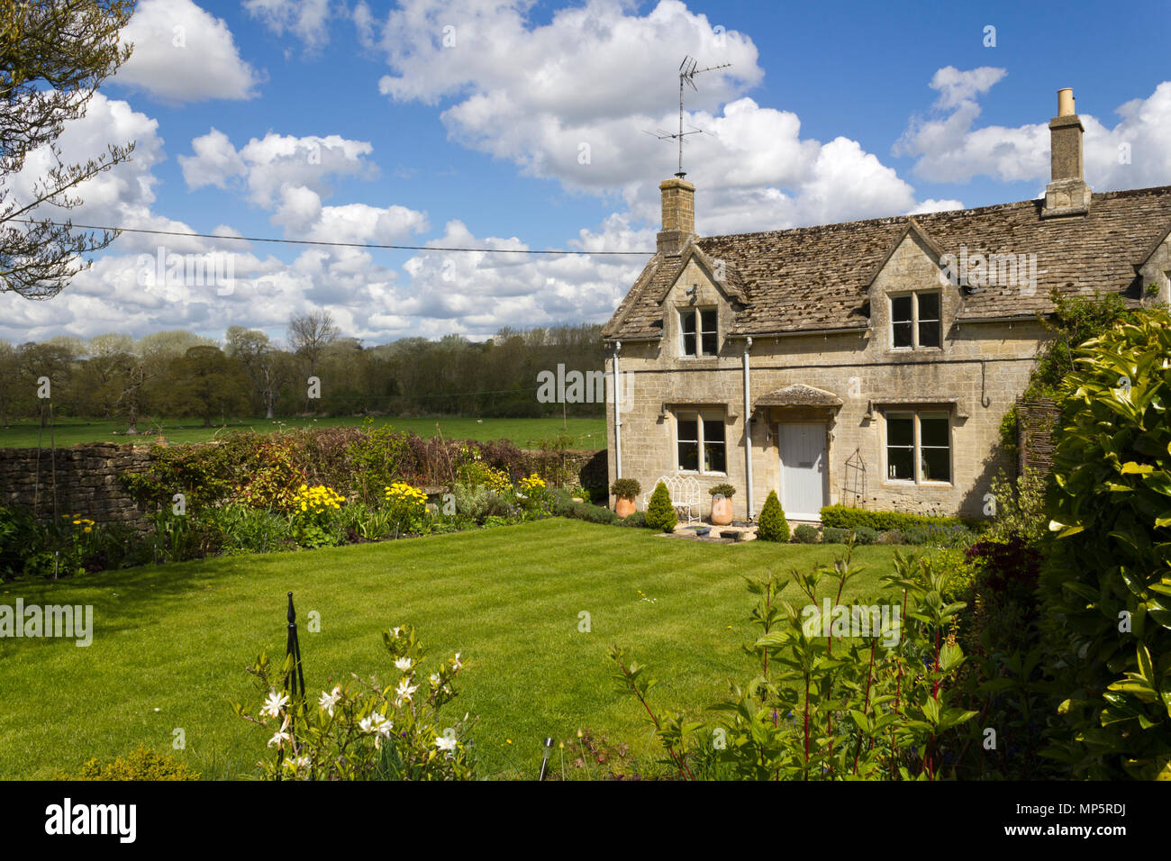 An idyllic rural Cotswold country cottage next to open countryside ...