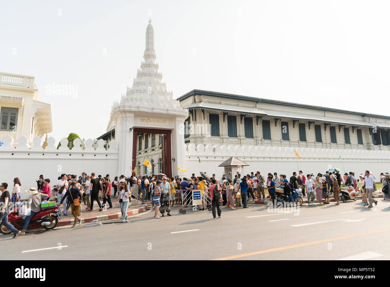 Crowds of tourists at the entrance to the Grand Palace in Bangkok ...