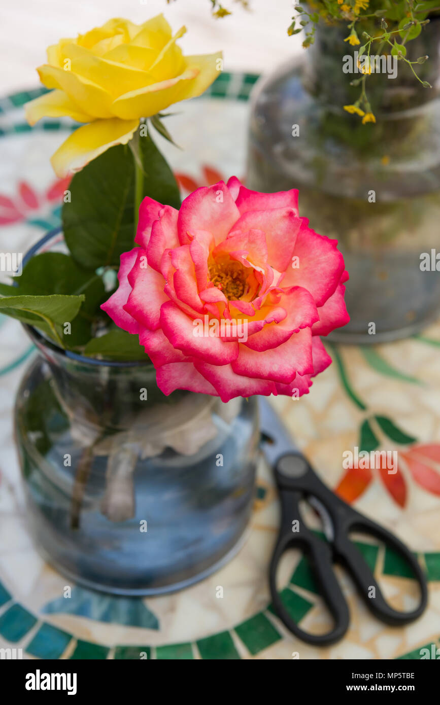 Flower arrangement work hi-res stock photography and images - Alamy