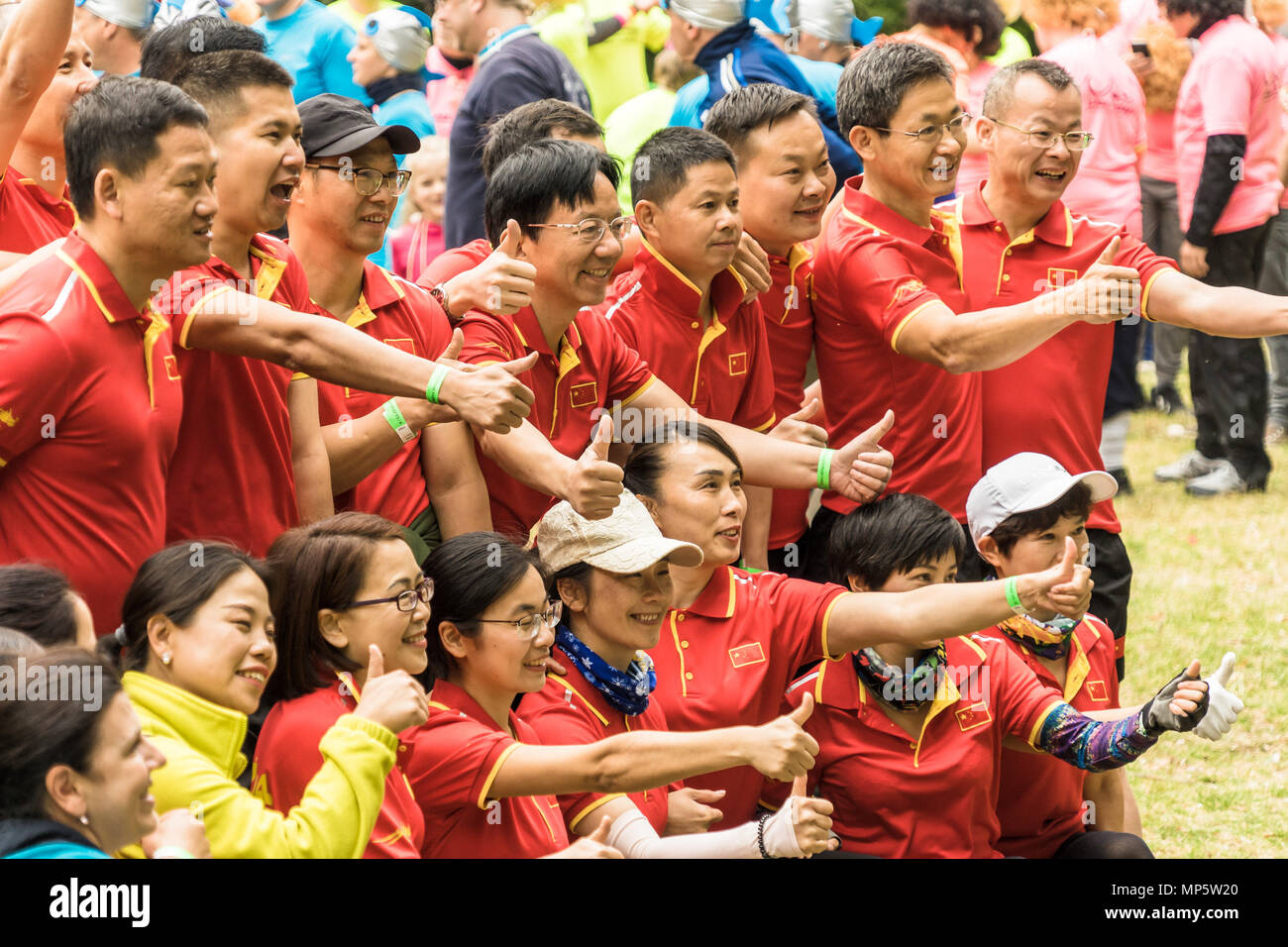 The Chinese rowing team before its deployment at the dragon boat race ...
