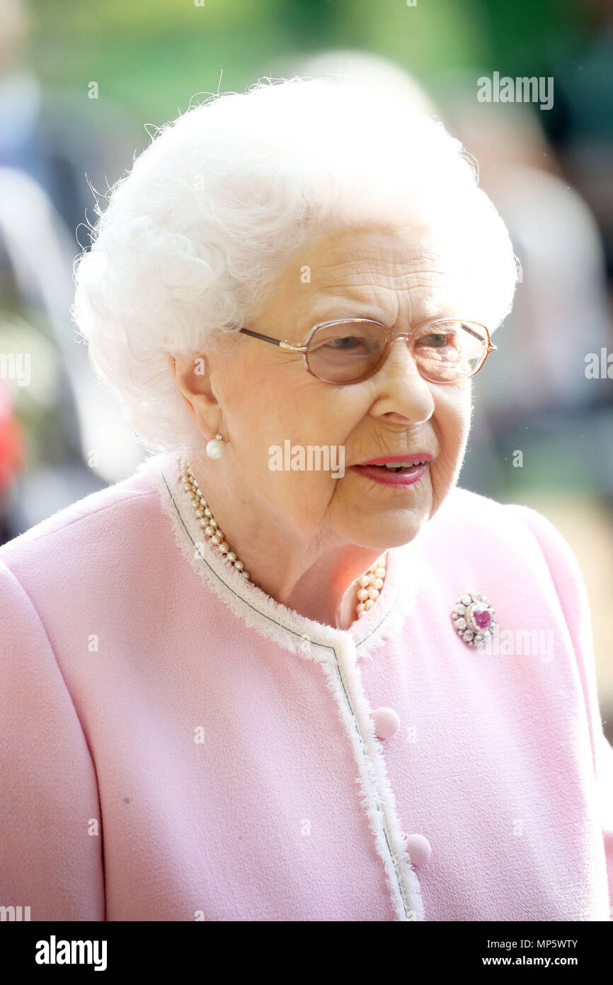Queen Elizabeth II arrives at the RHS Chelsea Flower Show at the Royal ...