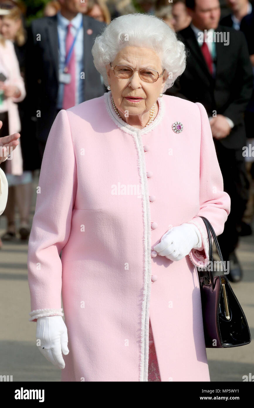 Queen Elizabeth II attends the RHS Chelsea Flower Show at the Royal ...