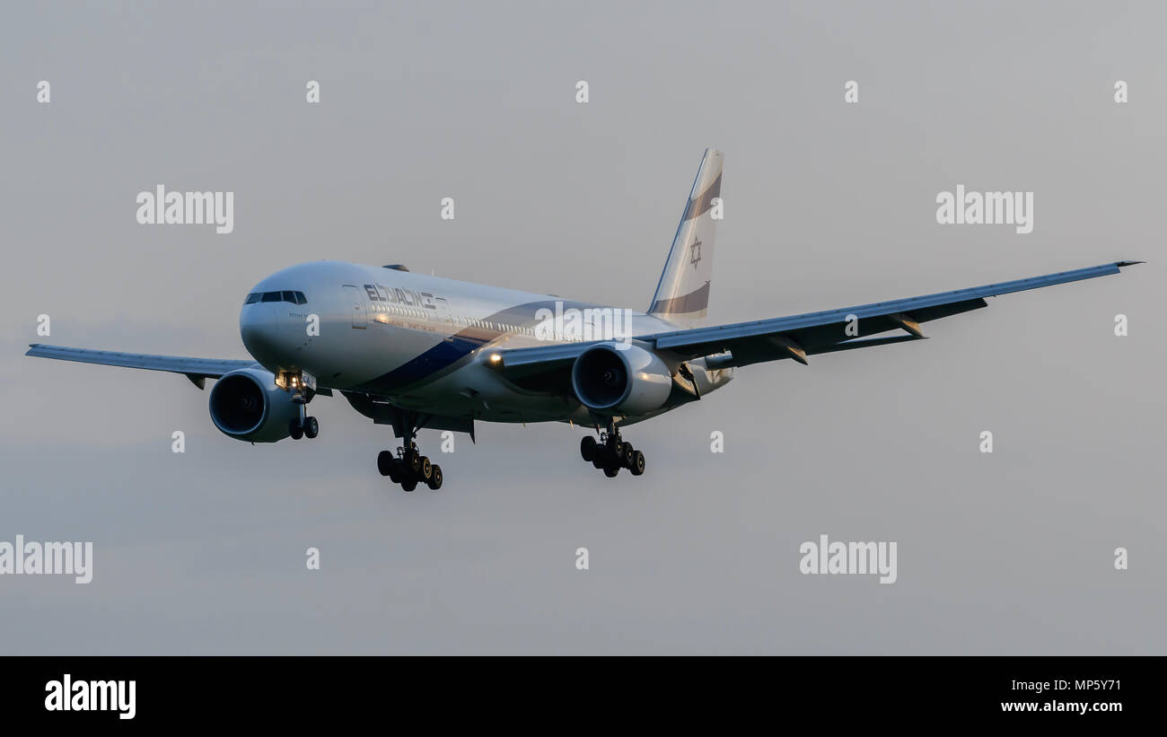 Israel Airlines Boeing 777 landing Stock Photo - Alamy