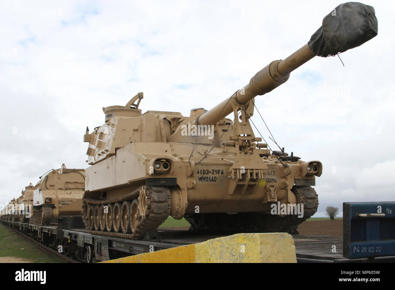 M109a6 paladin self propelled howitzer hi-res stock photography and ...