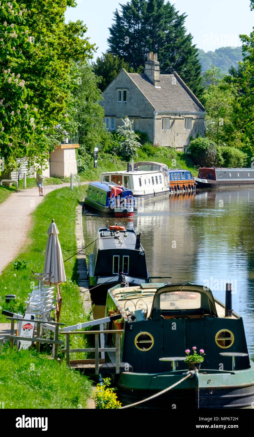 Along the Kennet and Avon Canal at Bathampton near Bath somerset ...