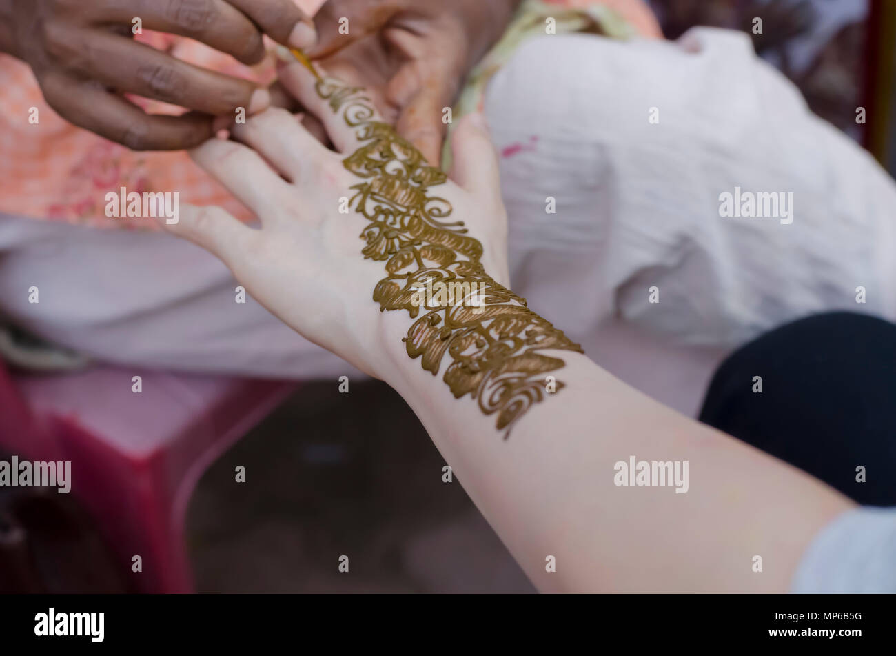 Henna traditional hand painting hi-res stock photography and images - Alamy