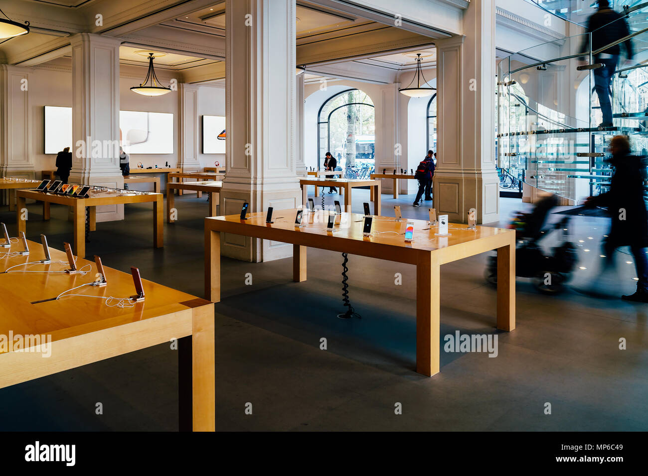 Iphone 13 store hi-res stock photography and images - Alamy