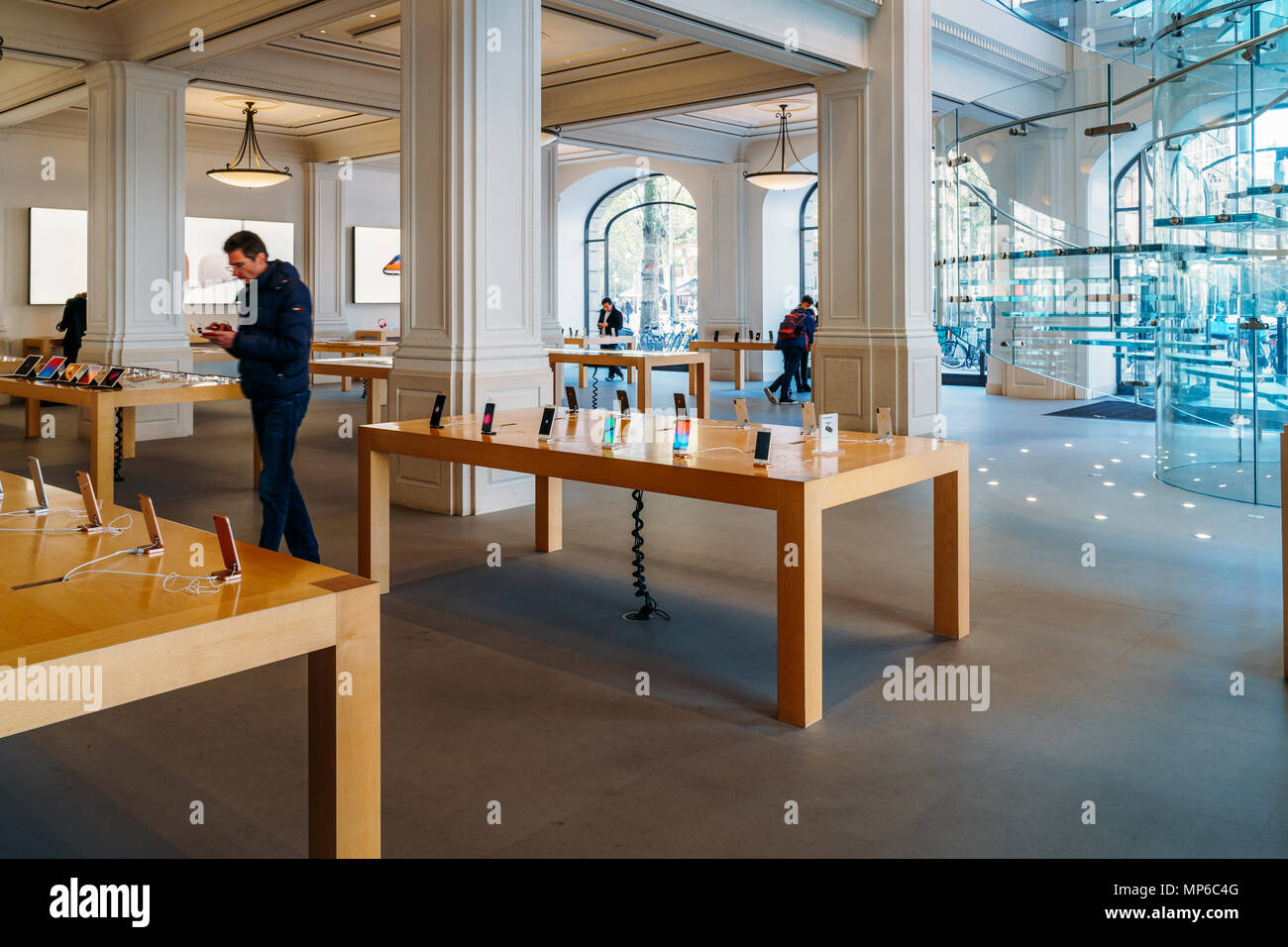 Iphone 13 store hi-res stock photography and images - Alamy