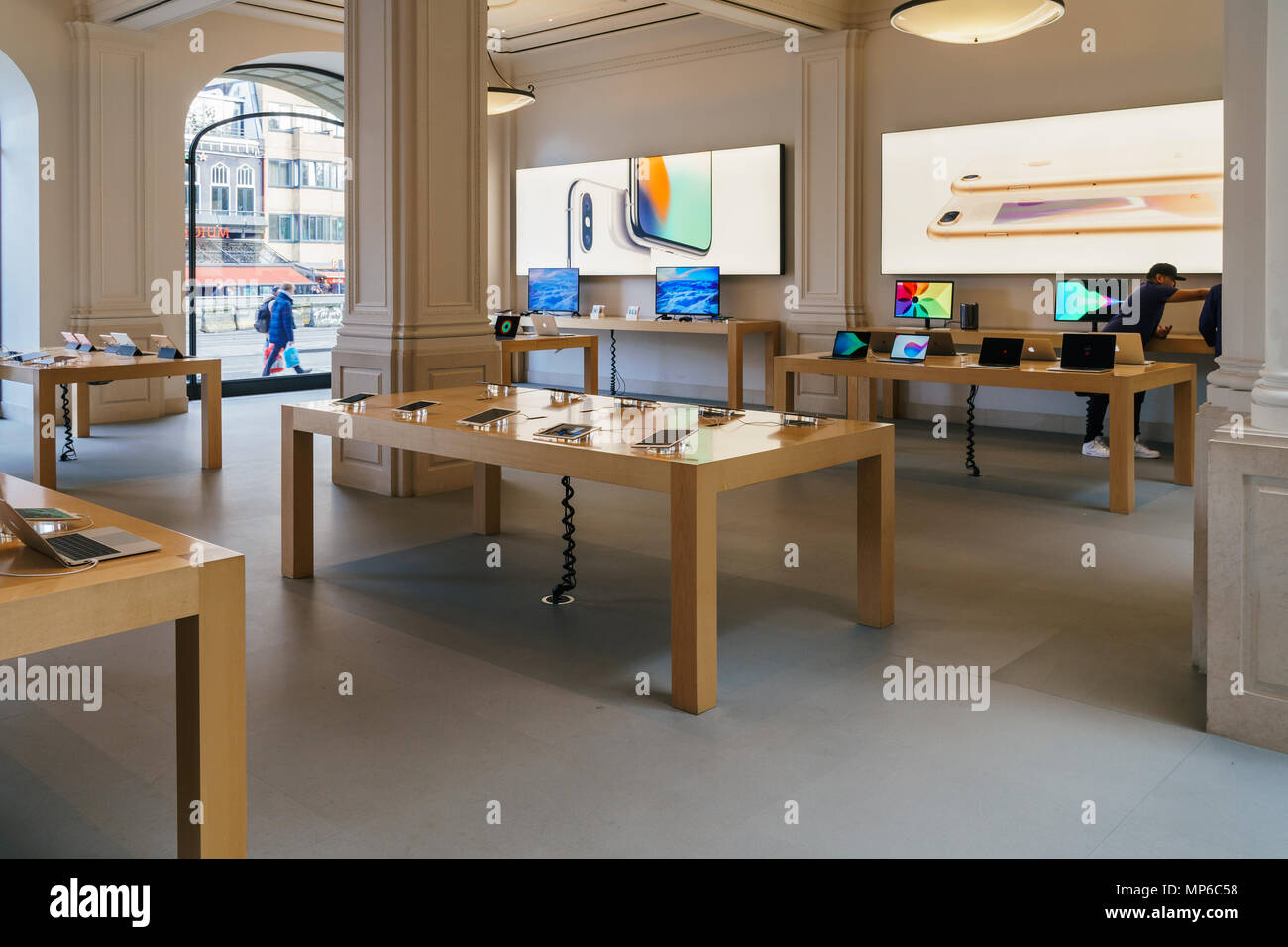 Iphone 13 store hi-res stock photography and images - Alamy