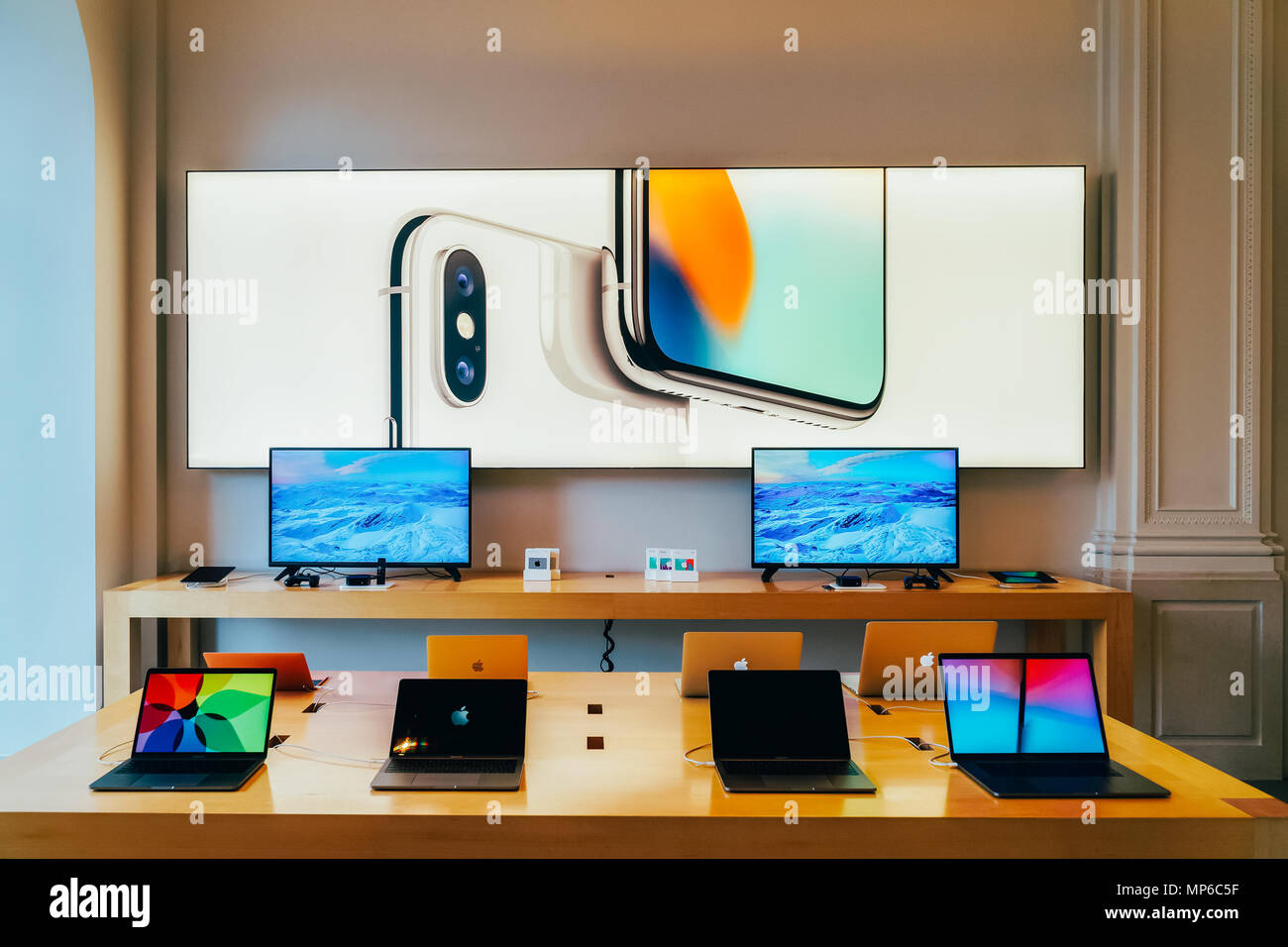 Iphone 13 store hi-res stock photography and images - Alamy