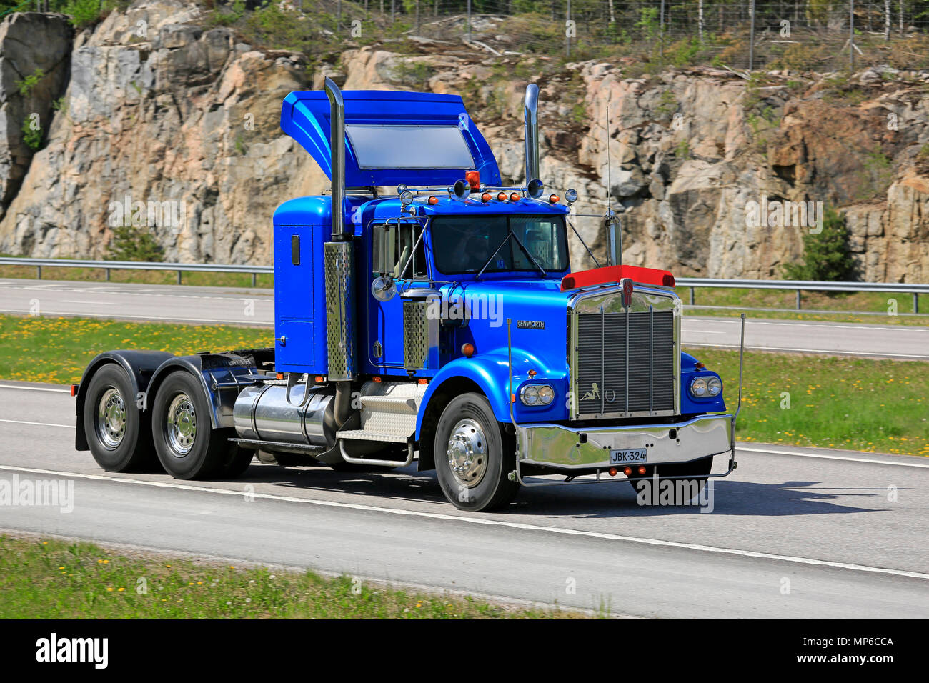 Kenworth truck highway hi-res stock photography and images - Alamy