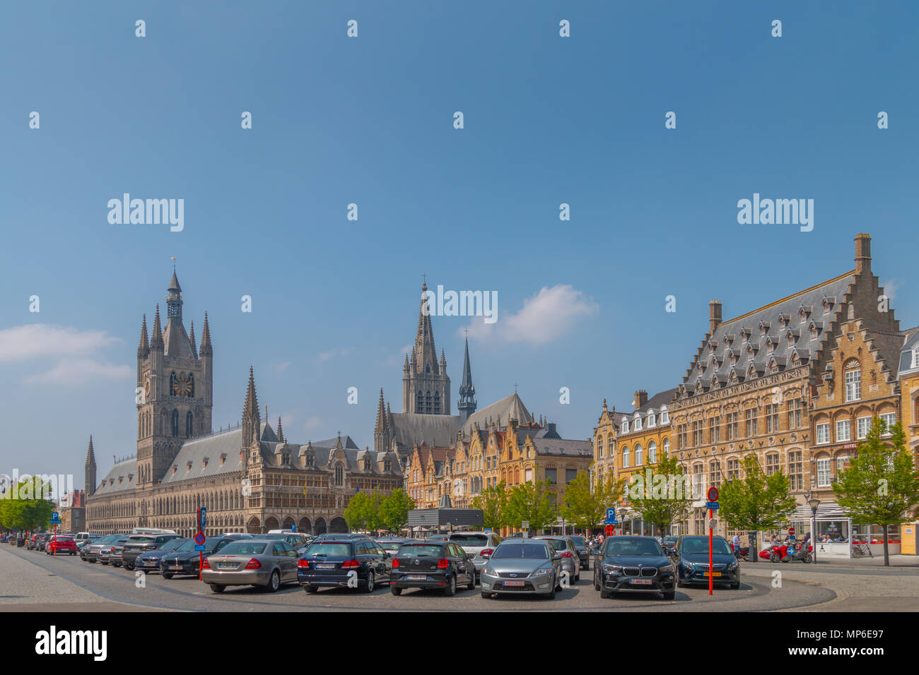 Medieval plaza hi-res stock photography and images - Alamy